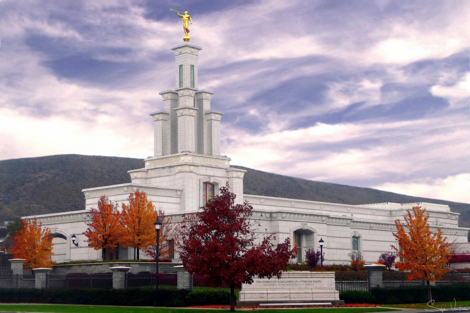 The Columbia River Washington Temple and Grounds in the Spring
