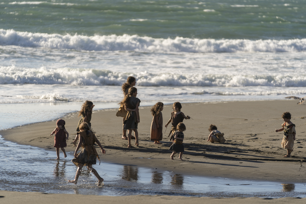 Lehi's family praying on the beach