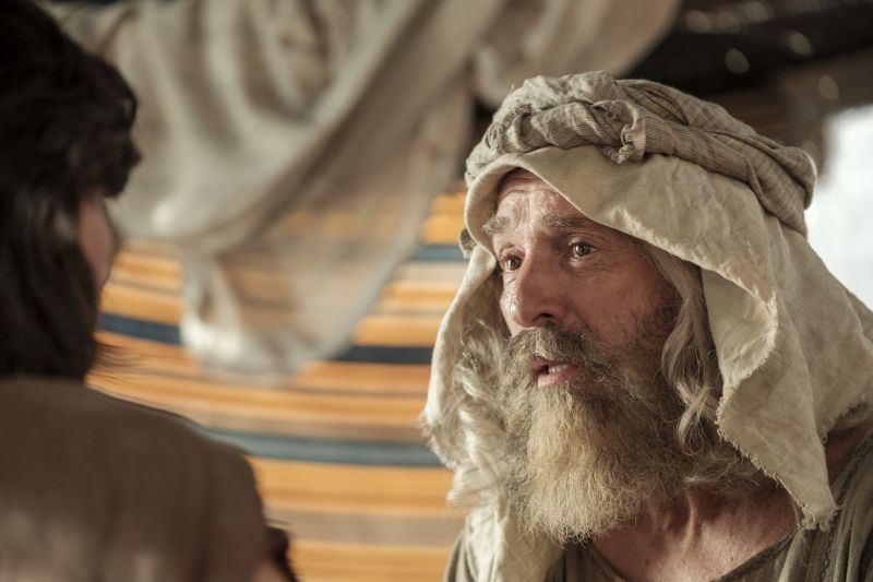 Nefi hablando con Lehi antes de regresar a Jerusalén