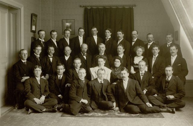Name Them: Unidentified Missionaries in Historic Photographs