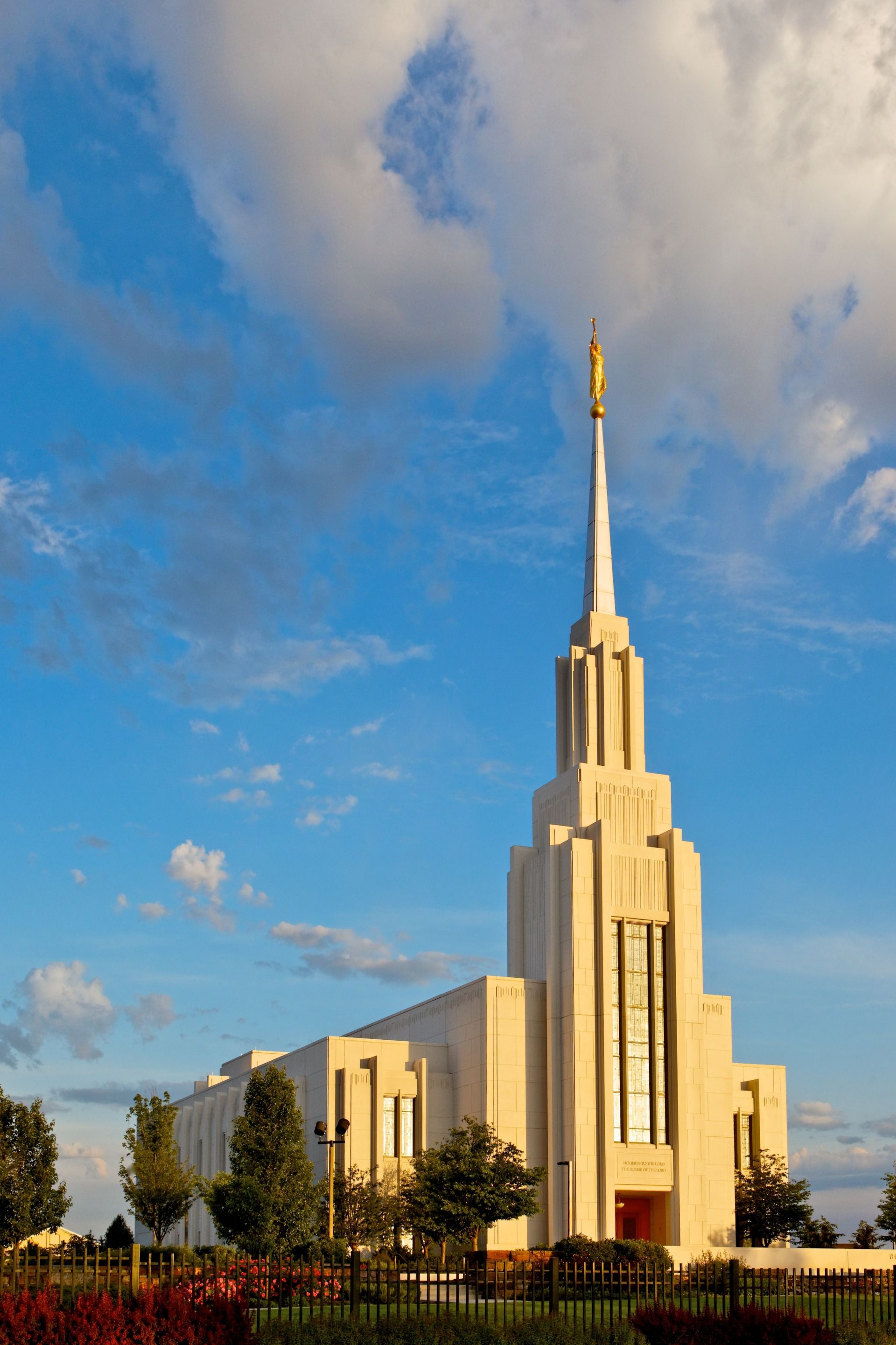 twin-falls-idaho-temple-during-daylight